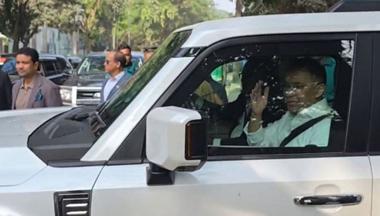 শহীদ ওসমান হাদির কবর জিয়ারতে তারেক রহমান